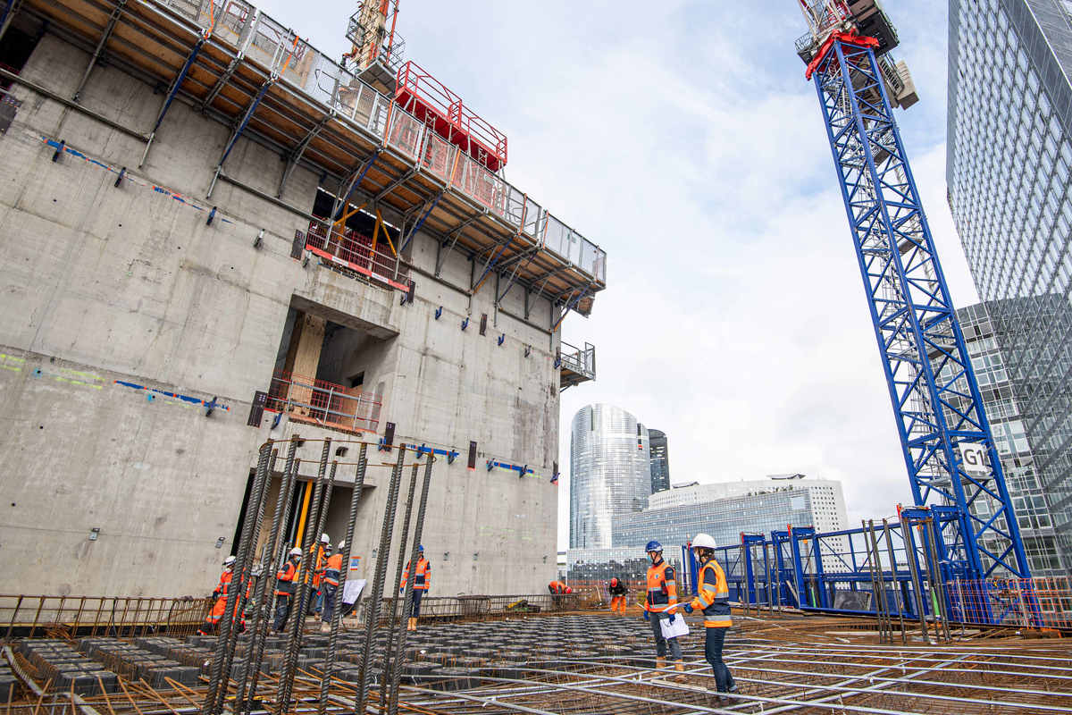 Post-tensioning strand systems for buildings