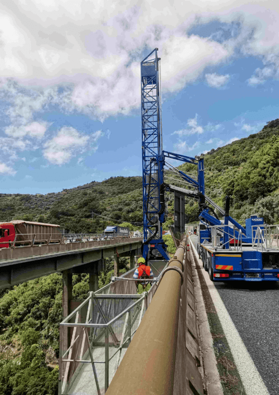 Post-tensioning strand systems for buildings