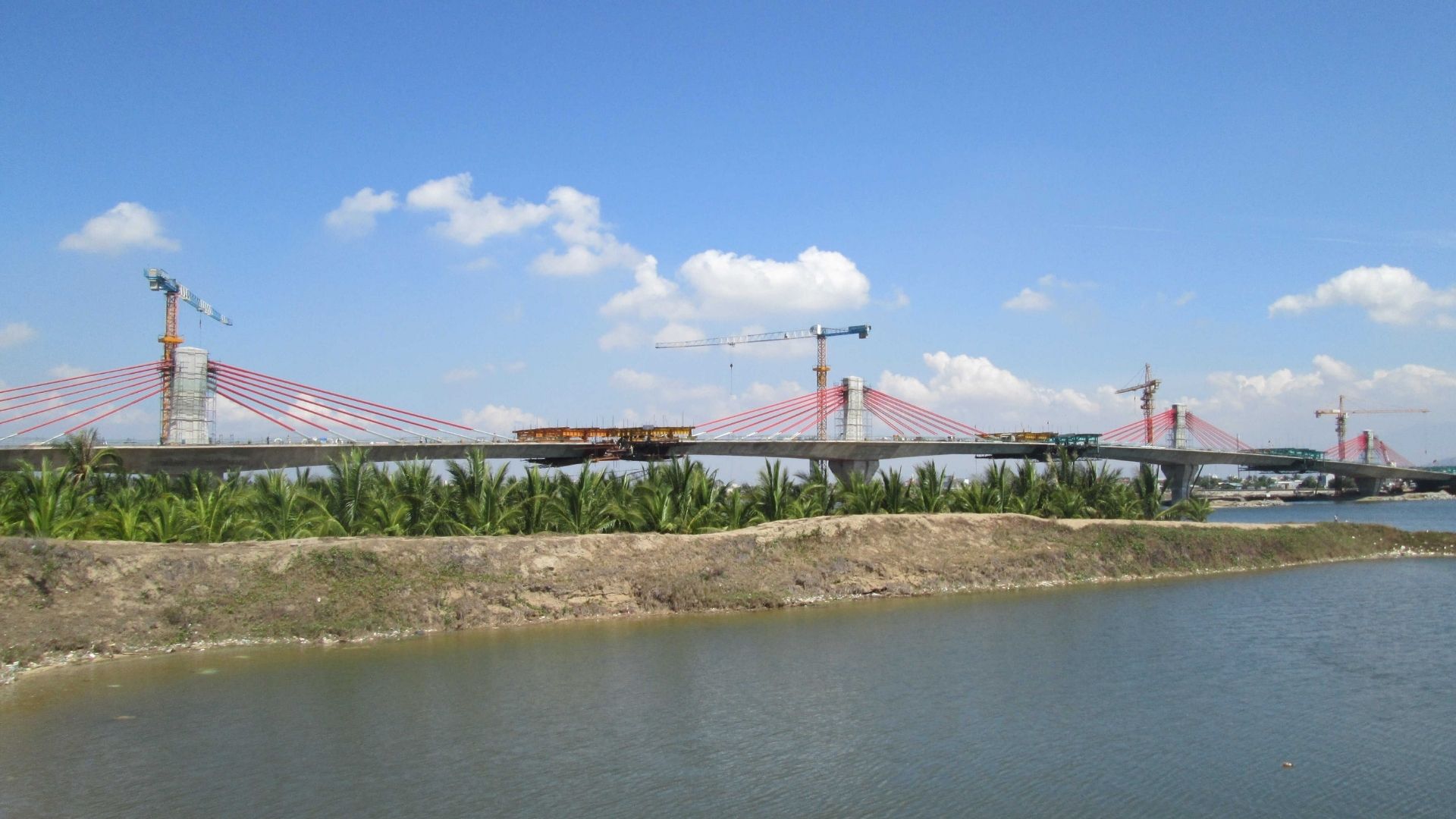 Multihole saddle improved An Dong extradosed bridge's performances