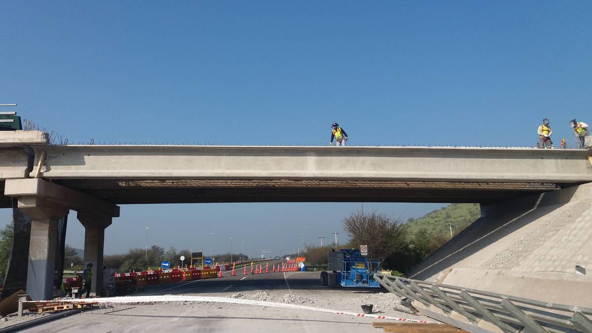 Beam replacement works for a highway bridge in Chile