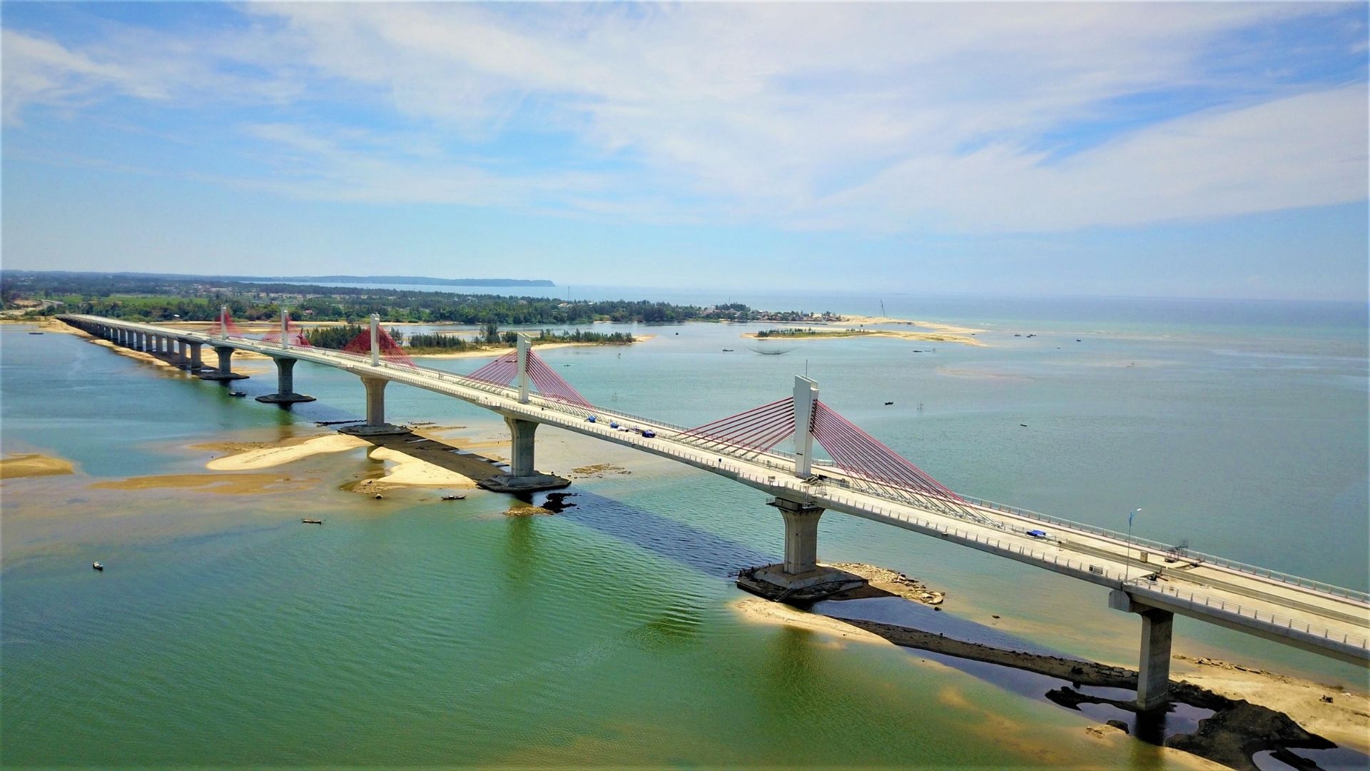 Locally cohesive strand first application on an extradosed bridge