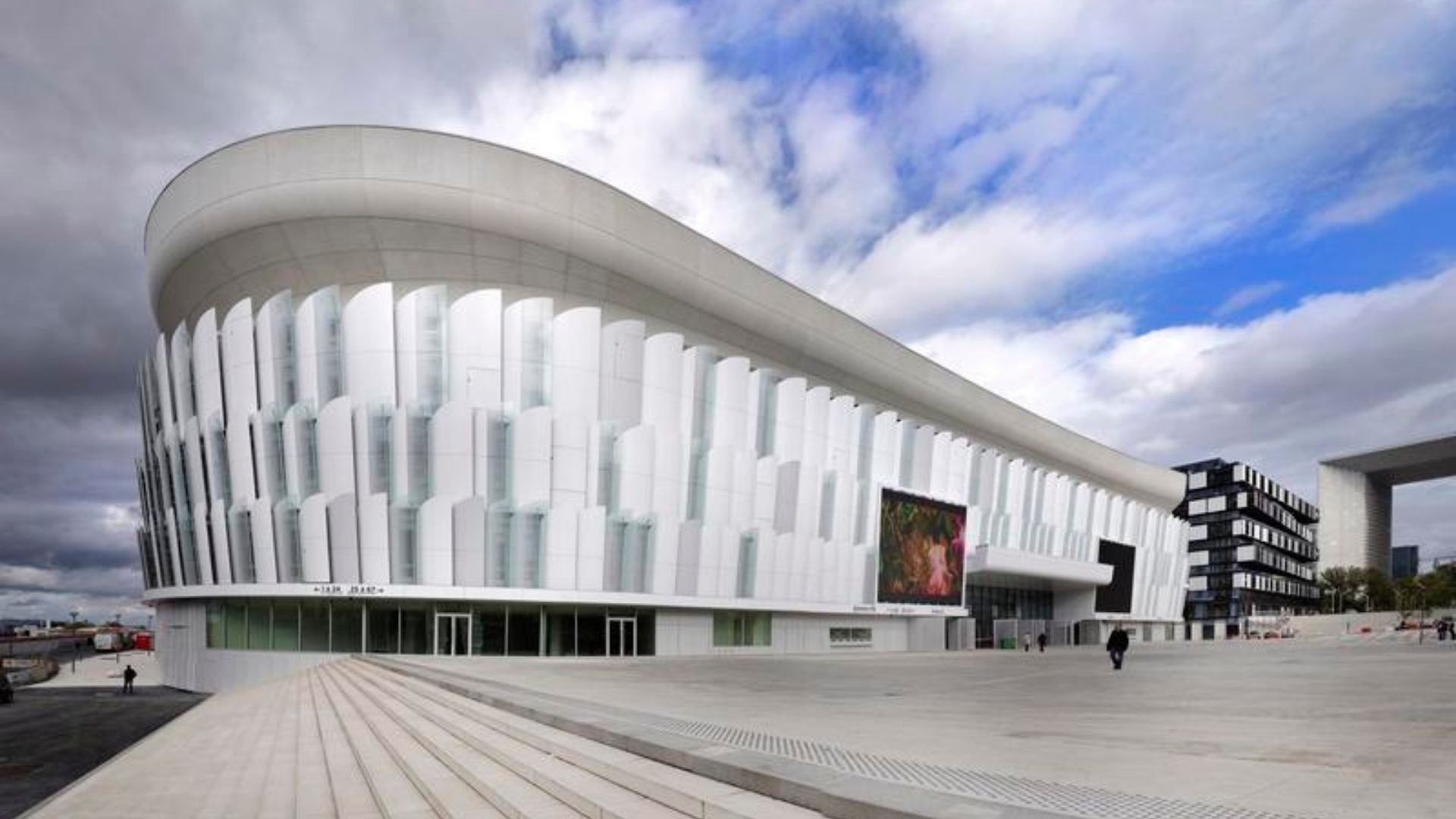 Paris La Défense Arena roof lifting operation